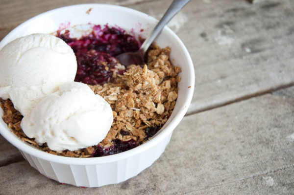 Berry oat crumble - Knuckle Salad